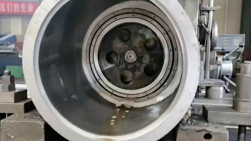 液压机油缸内壁,采用滚压刀进行处理,增加光洁度,提高使用寿命