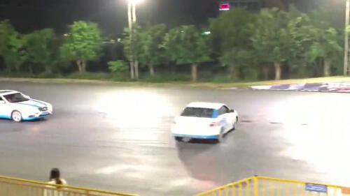 专业动作请勿模仿,赛车手的一番操作,林志颖看了都竖大拇指!