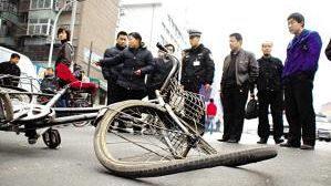 共享单车下坡刹车失灵,女子整个人飞出去撞上电线杆,摔成重伤