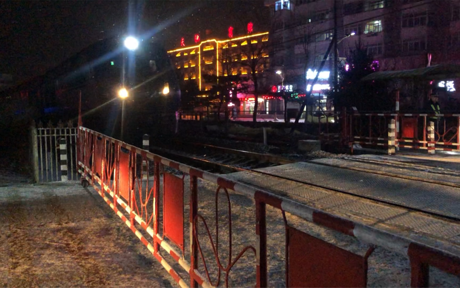 K28次列车通过五龙背铁路道口