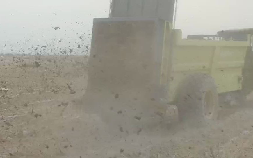 黏湿粪怎么撒,畜禽粪肥有大块硬块怎么还田?大连雨林绞龙撒粪机,有...
