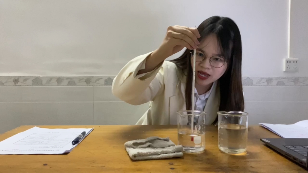 物理实验中考:用温度计测量水的温度