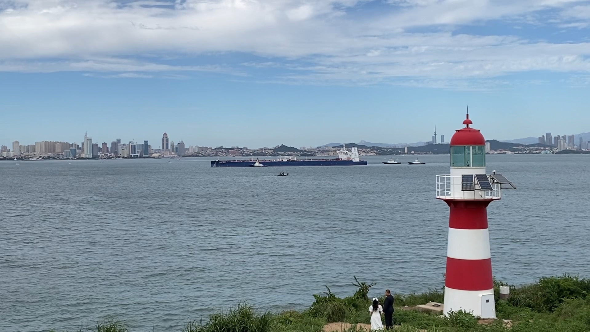 这里集青岛蓝天碧海轮船灯塔与远处的城市海岸,漫步露营静静欣赏