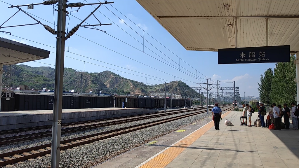 K655次列车驶入米脂站1站台(2023.8.7)