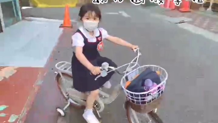 骑着自行车去上学