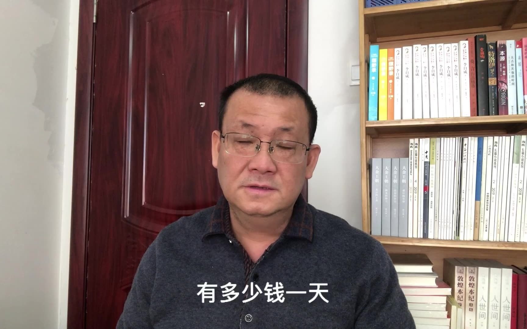 一个女的在工地上开电梯一天挣多少钱,一个月有没有上万?