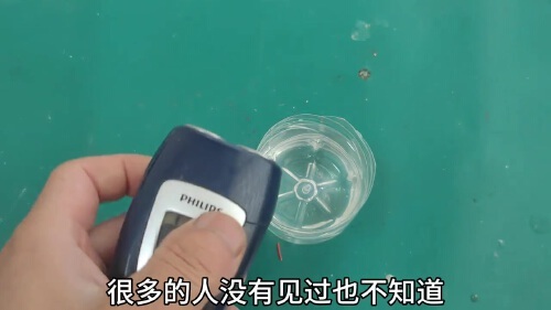 剃须刀蘸水里1分钟,立马变得锋利如新!新学的方法,太好用了