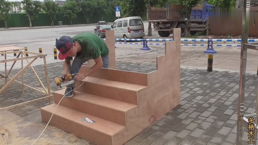 木工做了一个楼梯做展览，比传统做法快好几倍，实用也不贵