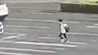 #交通安全 #交通事故 小学生闯红灯过马路被撞,交警:小学生全责