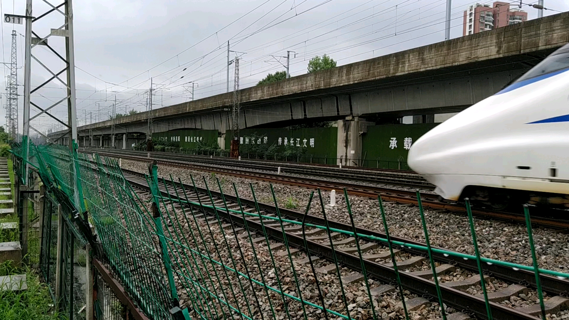 雨中丹水池拍车,武汉站方向过来的重联CRH2A动车组下行往汉口方向