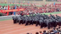 学校运动会奇葩出场方式,最引人瞩目的,居然是条幅上的字!