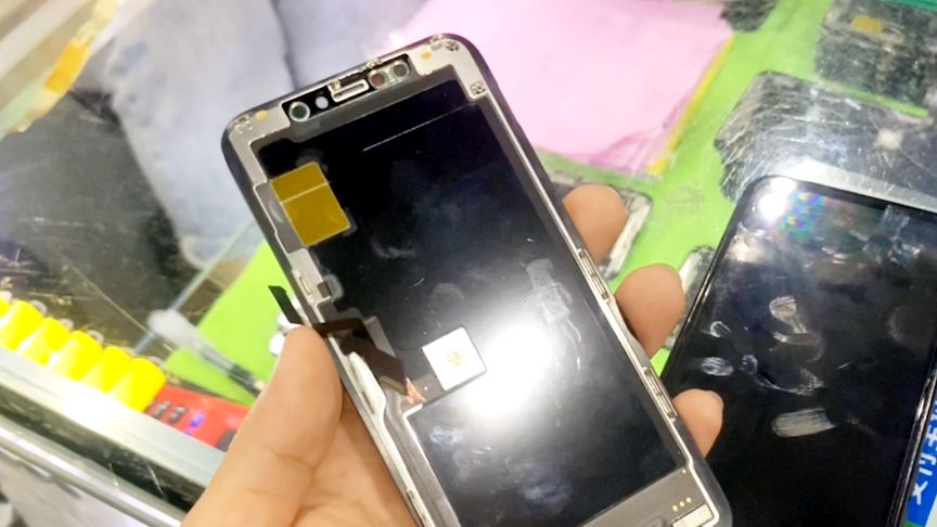 iPhone11ProMax屏幕要3000块?小伙一趟华强北,2千出头拿下!