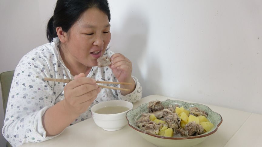 排骨炖土豆这样炖才好吃,入口即化,做法简单,源子家常做法