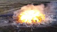 俄罗斯空地导弹精确制导打击画面,重型钻地弹直接穿透车头深入地下