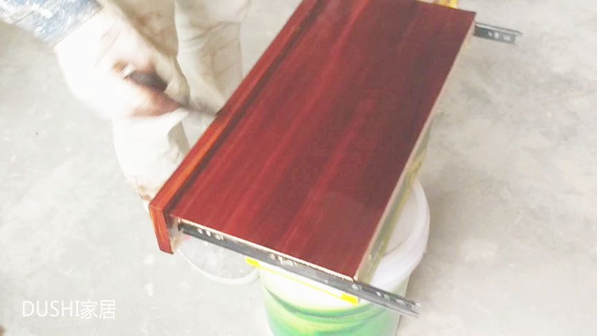 家具是怎样上漆的,看看油漆师傅现场施工、看起来简单实则有门道