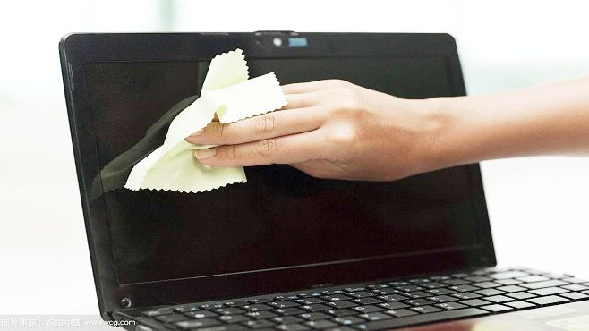 手机屏幕上有灰尘,千万别用酒精擦,这才是正确方法
