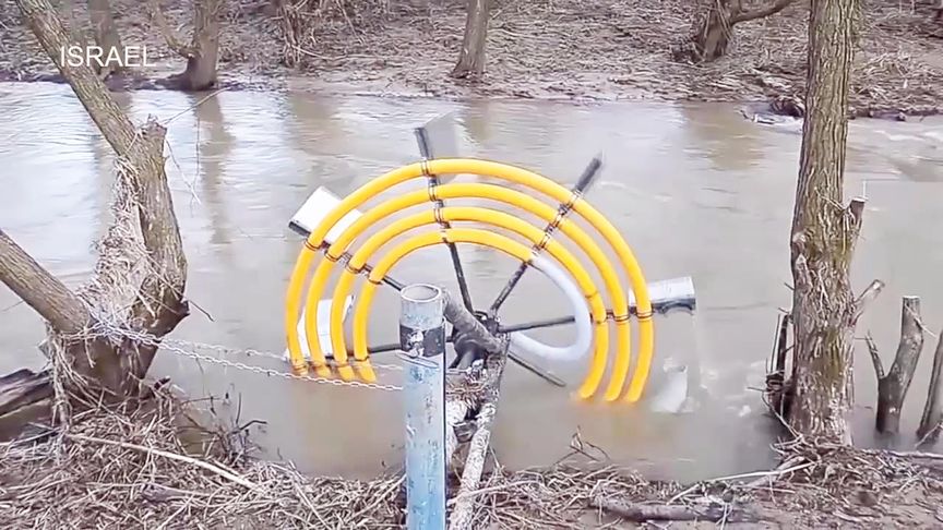 民间牛人制作的创意水车,用管子传递水流到田里!