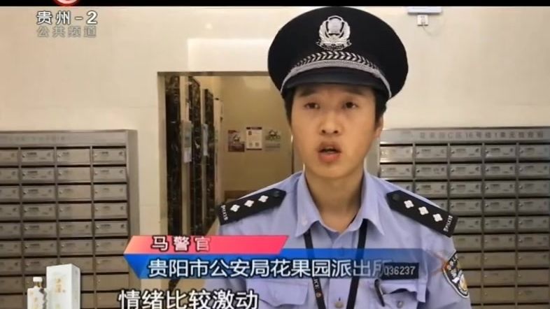 男子酒后趴在天台,看起来情绪十分激动!为何声称“不活了”?