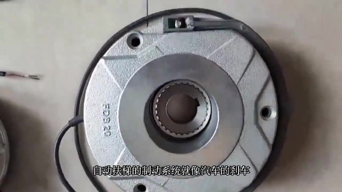 自动扶梯制动器包括工作制动器、紧急制动器和()制动器