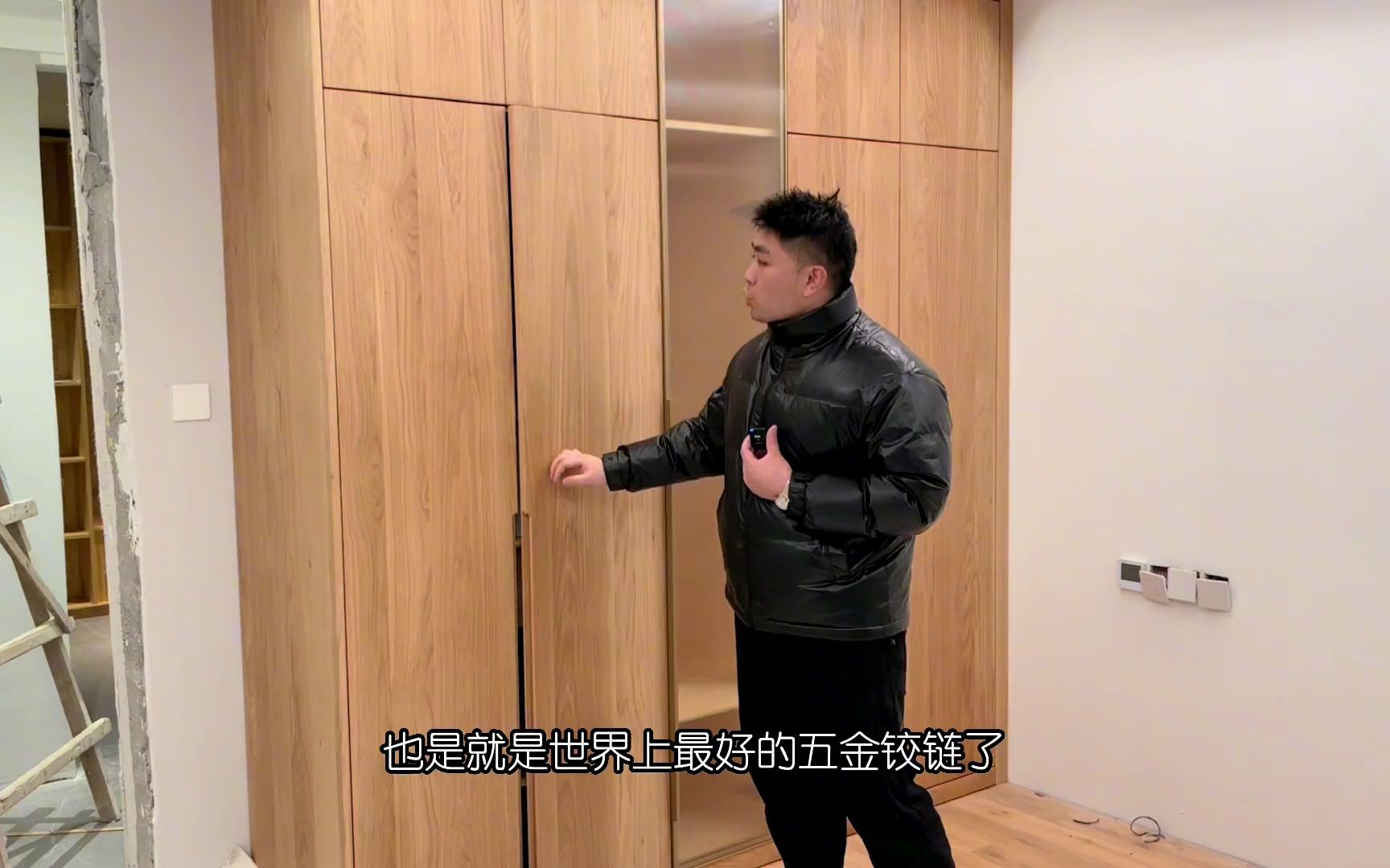 今天开车到盐城工地。看到师傅们干的热火朝天很激动。纯原木的家具