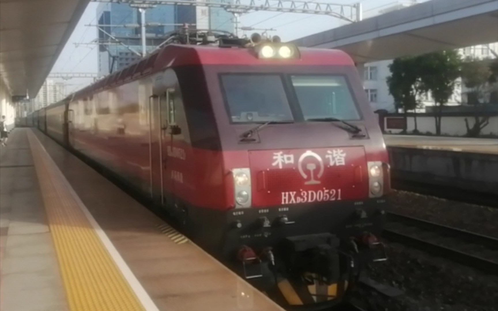 【列车进站】K560进常州站,司机进站鸣笛,本务西西3D0521担当