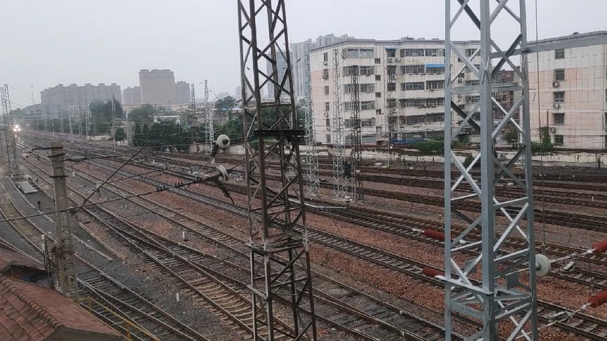 南宁至北京西K22次列车与D2B货运列车迎面相遇.一路鸣笛场面震撼