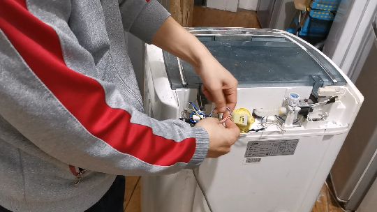 全自动波轮洗衣机故障是显示e2,看了这个视频,保证你也会了