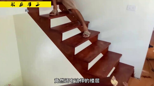 农村师傅利用木板就制作出美观大气的实木楼梯,安装更是非常简单