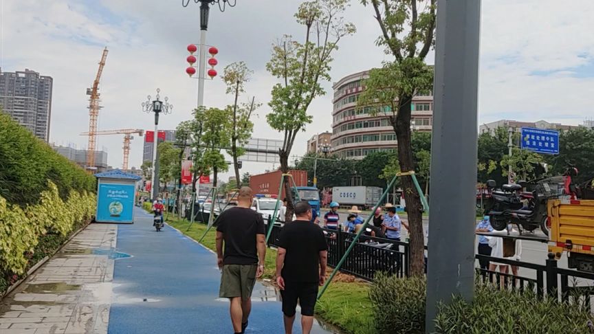 广州交警查扣违规电动车