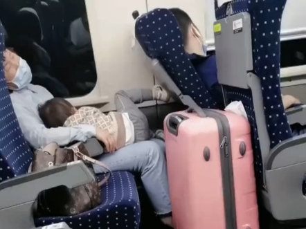 动车上小孩一直踢小桌板,男子站起来后~!
