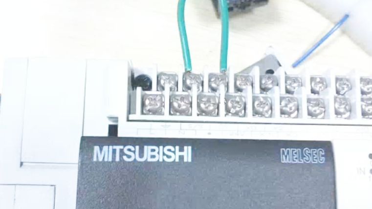 FX3U既能接收NPN,又能接收PNP,而FX2N没有此功能,教你如何实现