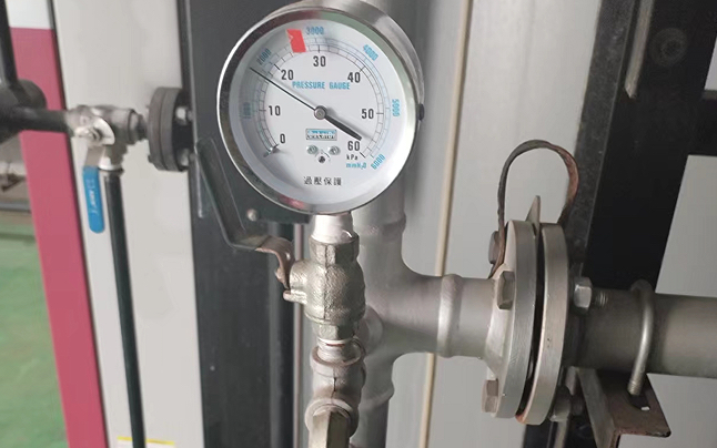 压力表表盘未按规定标注工作压力红线