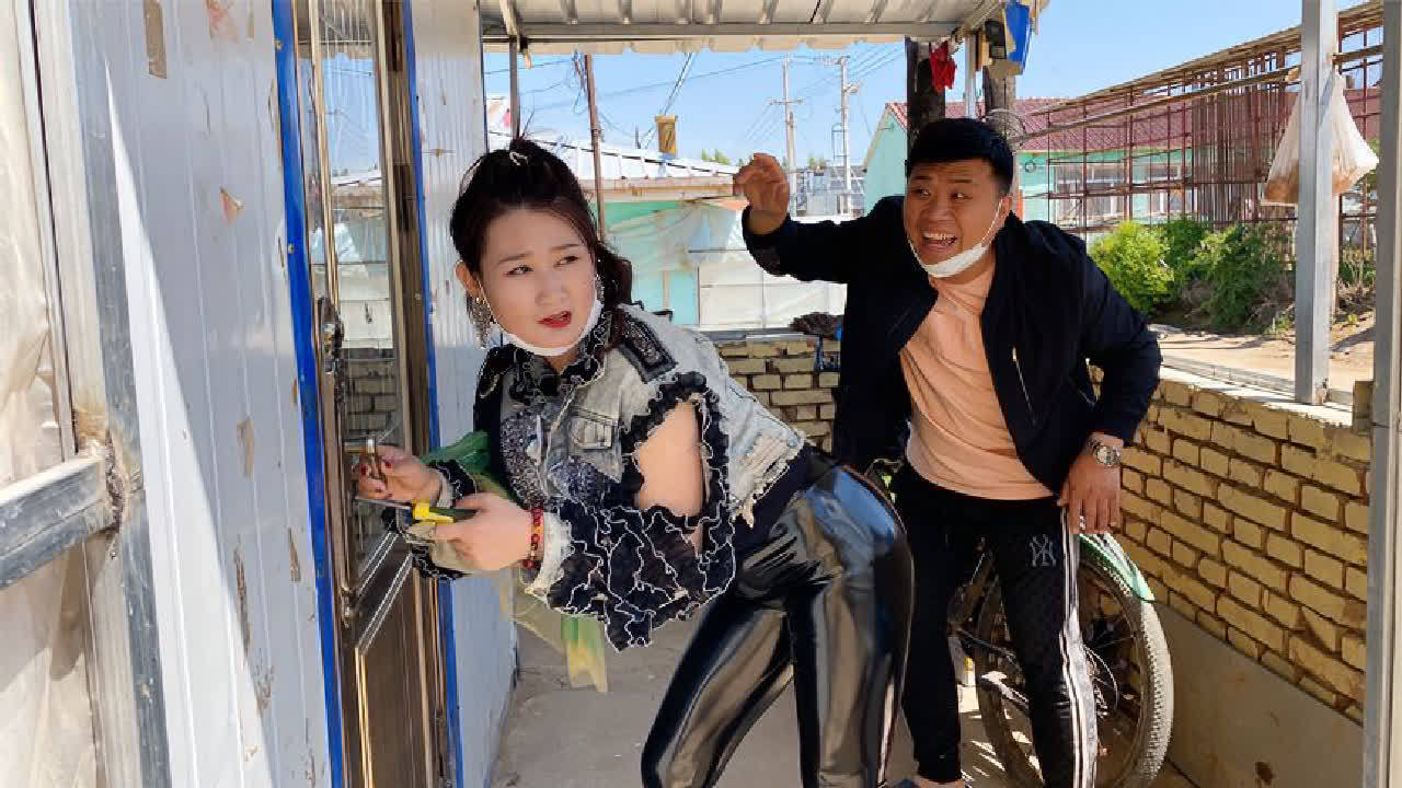 女小偷大白天撬门,没想却被光棍小伙套路,二人对话太逗了
