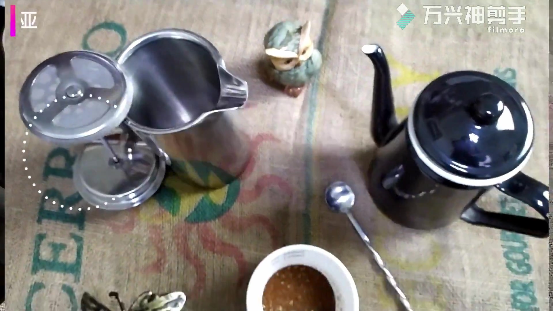 法压壶冲煮方式。法压咖啡只是比茶多了一道研磨的工序。