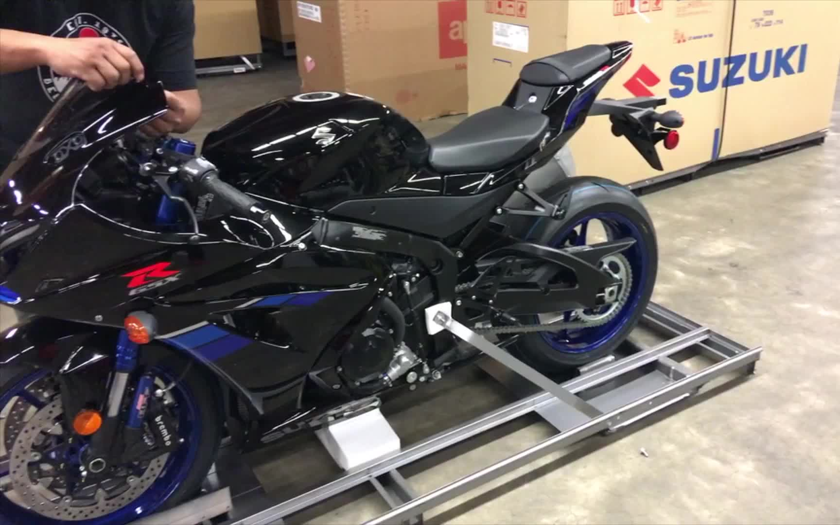 2017 铃木 GSX R 1000 R - 开箱视频