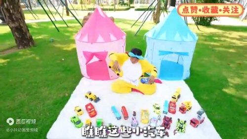 宝宝生病了,姐姐来照顾她,儿童扮演角色游戏