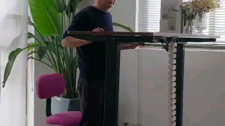 居家办公桌挑选为什么可以选择电动升降办公桌?电动升降办公桌是...