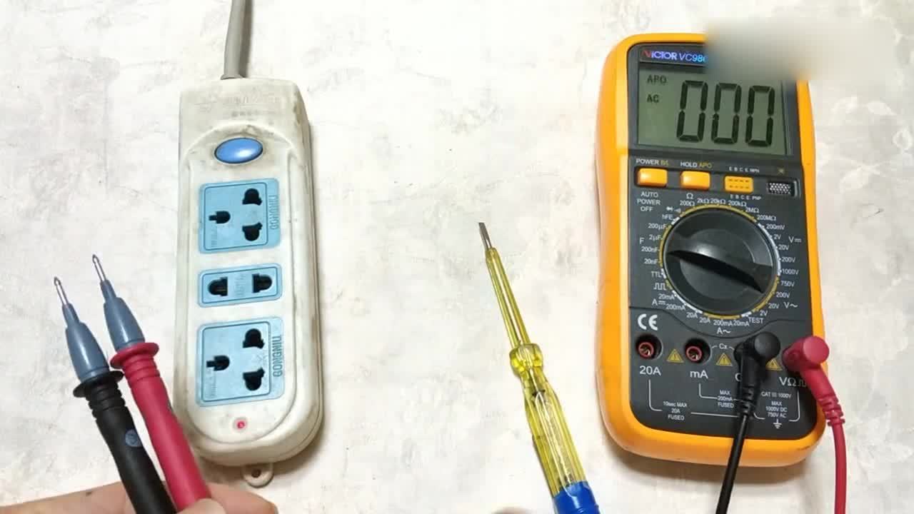 万用表测量交流电压,老电工顺便把分辨火线L和零线N的方法教会你
