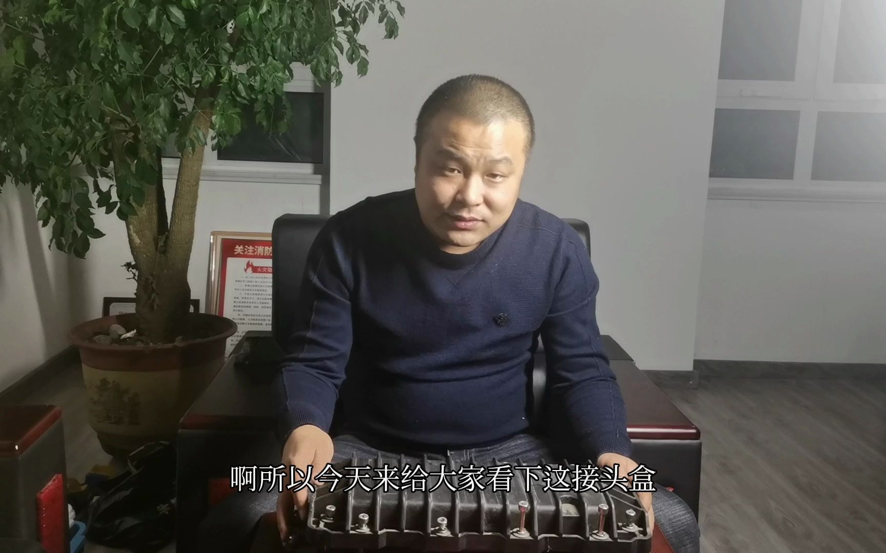 通信线路工程中很常见的光缆连接设备光缆接头盒,给大家打开看看...