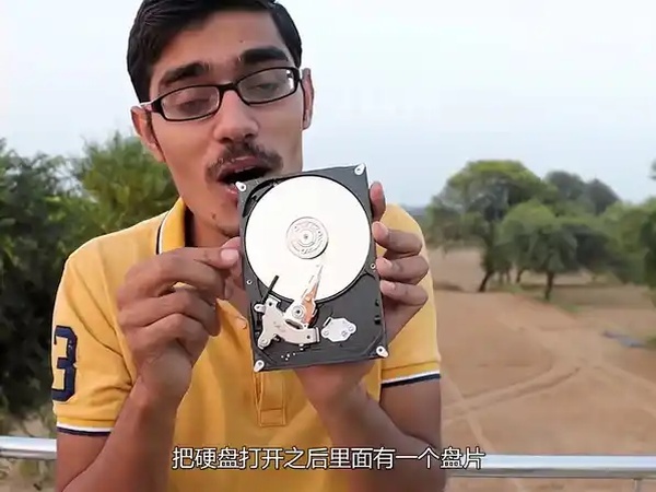 全球爆火的精灵球里藏着啥?切开一看,网友急了:我的皮卡丘呢?