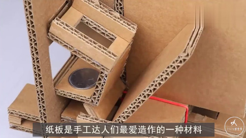 小哥创意十足,用纸板DIY"怪物垃圾桶",扔垃圾也能很好玩!