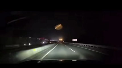 问界m9高速智驾130公里时速下又避让了一个人。看看惊不惊险吧!(...