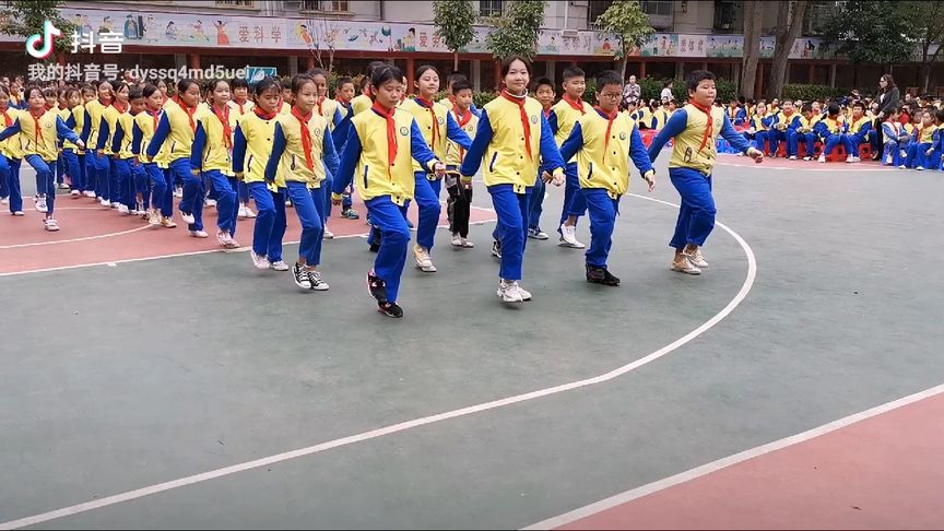 西林县八达镇第二小学五(5)班入场参加广播体操比赛