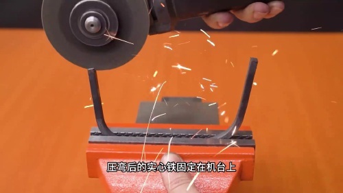 小伙用实心铁做了一把框架,握在手里感觉就不错