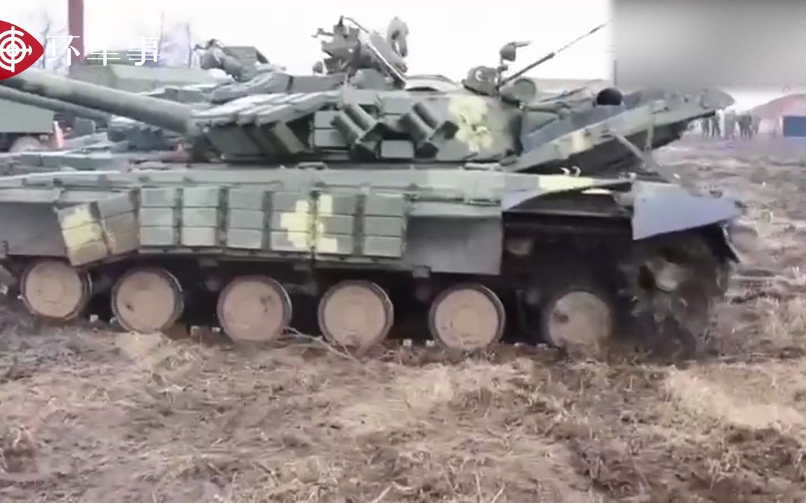 俄媒公布画面:缴获乌克兰坦克后,俄军用自家坦克将其拖走