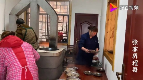 张家界农村婚宴,大家在吃饭时,新郎新娘发这些