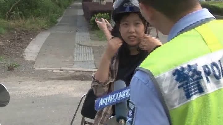 交警说“道”:大学生骑行电动车 要方便更要安全