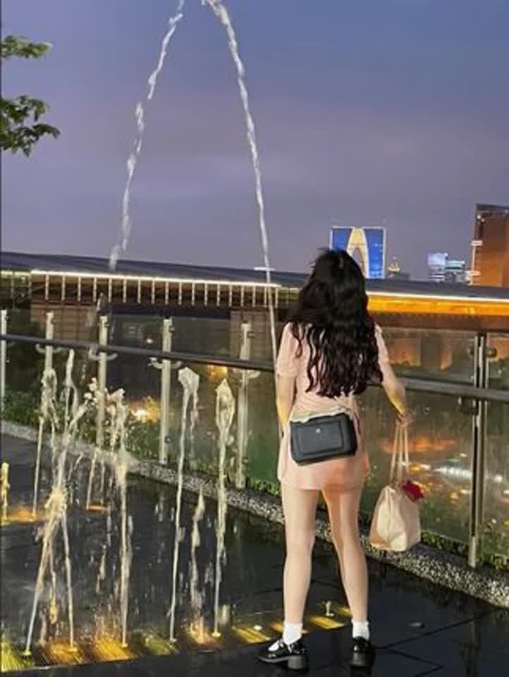帮我把喷泉给修掉,ps强大～#p图#修图#ps #p图拯救世界
