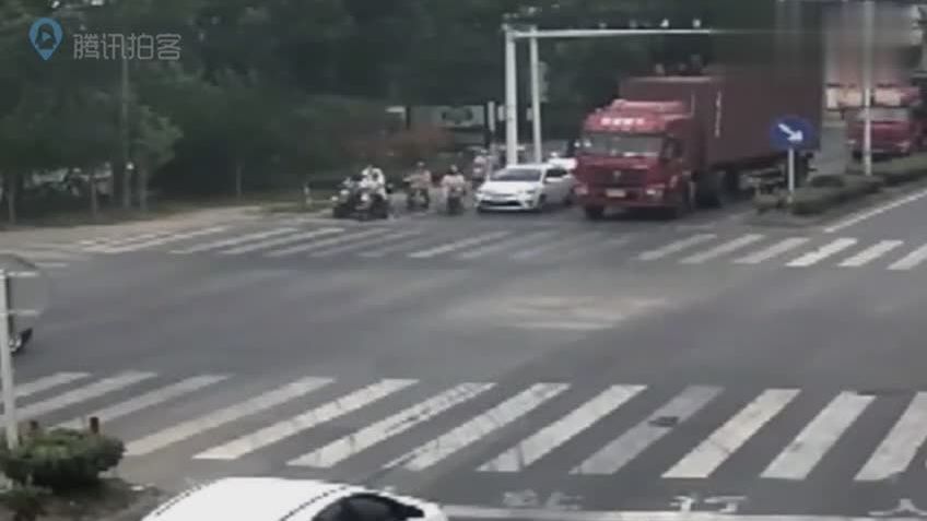 女子骑电动车与大货车相撞 倒地后靠神反应捡回一命