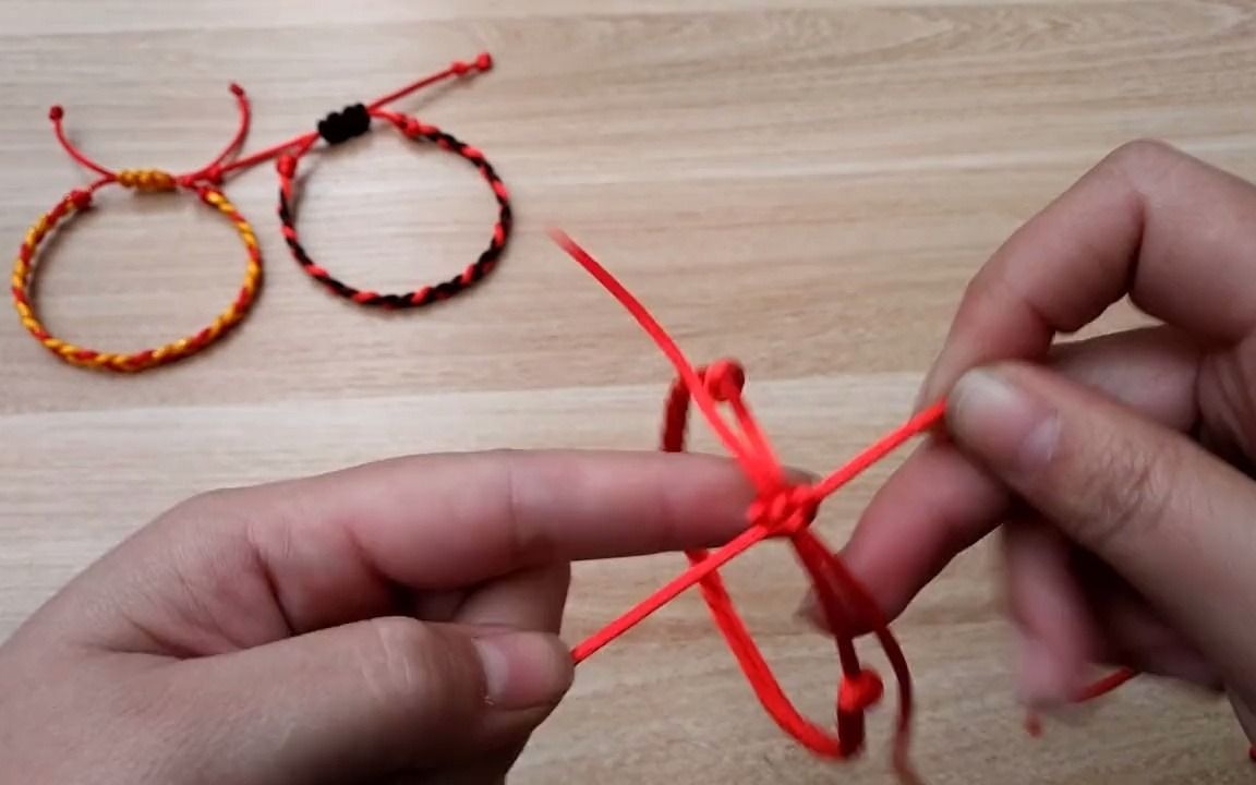 教你编织一款简单漂亮的红绳手链,编法很简单,转运红绳手链